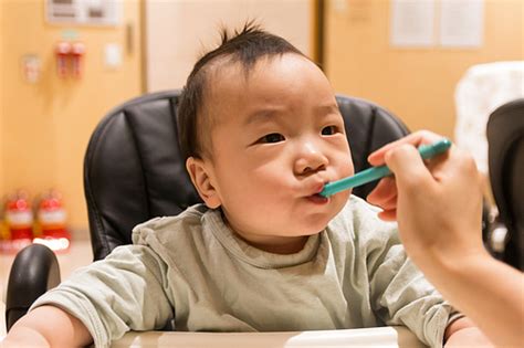 유토이미지 육아휴게실 아기의자에 앉아 이유식을 먹는 아기