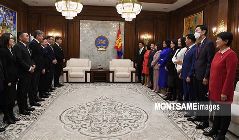 Нийслэлийн эрх зүйн байдлын тухай хуулийн эх бичвэрийг гардууллаа