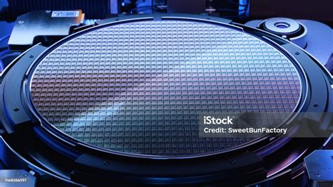 복잡한 컴퓨터 칩 생산 기계 내부의 포토리소그래피 공정 중 실리콘 웨이퍼의 전면 보기 팹 또는 파운드리에서의 반도체 제조 컴퓨터 웨이퍼에 대한 스톡 사진 및 기타 이미지