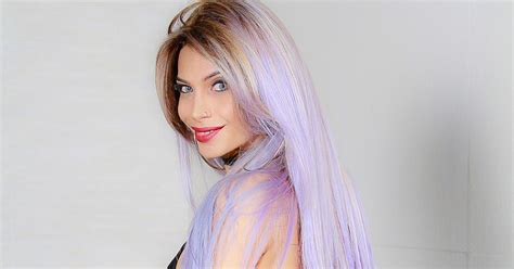 Acompanhantes em Brasília Travestis DF Karol Dias sentou se ao lado da piscina e colocou