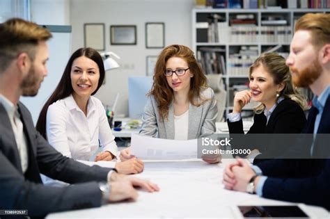 사무실에서 비즈니스 프로젝트에 종사 하는 창조적 인 비즈니스 사람들 개념에 대한 스톡 사진 및 기타 이미지 개념 계획 기업가 Istock