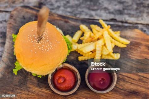 나무 테이블에 감자 튀김을 신선한 햄버거의 근접 촬영의 토마토 소스 그릇 라이프 스타일 음식 감자 요리에 대한 스톡 사진 및 기타 이미지 Istock
