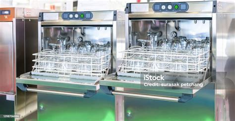 주방 및 레스토랑용 자동 식기 세척기 기계바구니에 물 유리 접시와 차 컵 세트 또는 텀블러 식기세척기에 대한 스톡 사진 및 기타 이미지 식기세척기 산업 레스토랑