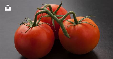 검은 테이블에 빨간 토마토 3 개 사진 Unsplash의 무료 토마토 이미지