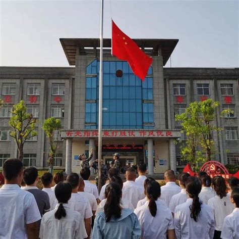 西湖镇举行节后升旗仪式五星红旗尹天赐翦佳哲