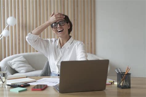 노트북에 이메일로 비즈니스 제안을받는 행복한 기뻐하는 젊은 이탈리아 사업가 30 34세에 대한 스톡 사진 및 기타 이미지 30 34세 긍정적인 감정 표현 기업가