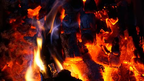 Bara Api Panas Di Dalam Oven Foto Stok Unduh Gambar Sekarang Abu