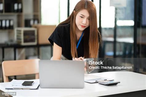 비즈니스 개념 책상에서 스마트폰과 데이터 시트로 작업 영역에서 일하는 비즈니스맨 30 34세에 대한 스톡 사진 및 기타 이미지