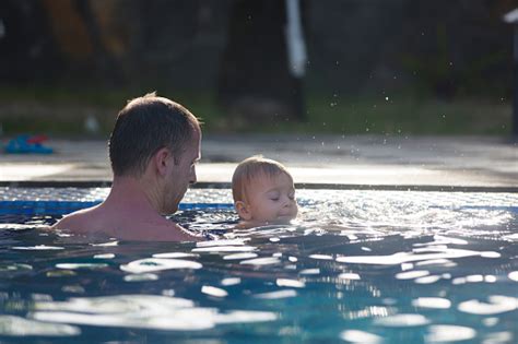 사랑 스러운 행복 어린 아이 유아 소년 여름 방학 동안 화창한 날에 수영장에서 아버지와 함께 즐거운 시간을 보내고 놀고 가족에 대한 스톡 사진 및 기타 이미지 Istock