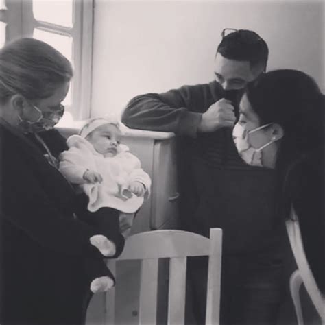 Adoção Em Vídeo Casal Se Emociona Ao Ver Filha Pela Primeira Vez