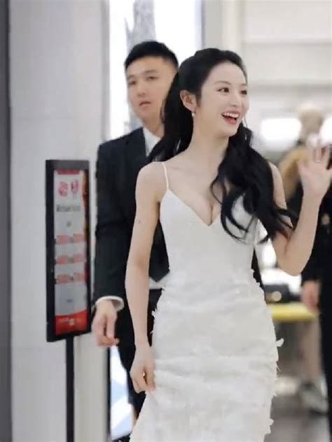 这就是传说中的甜辣妹身材吧！ 辣妹 穿搭 新浪新闻
