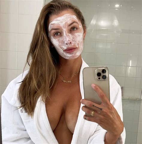 Cream All Over Her Face Scrolller