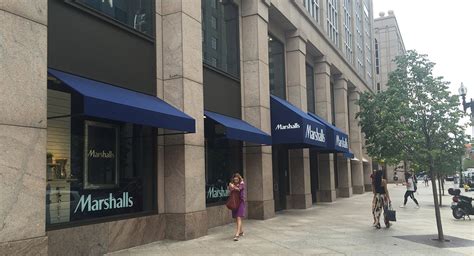 wayfair looks to open its first physical location in marshalls storefront