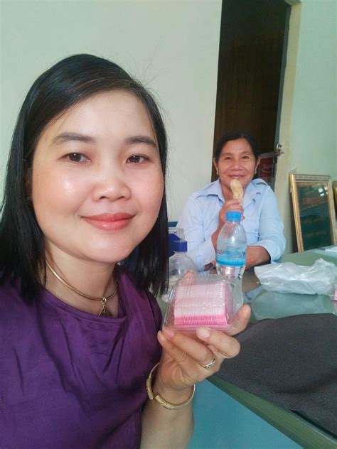 គំរូល្អ វិទ្យាល័យហ៊ុន សែន ភ្នំសំពៅខេត្តបាត់ដំបងបានប្ដូរមកលក់នំខ្មែរ