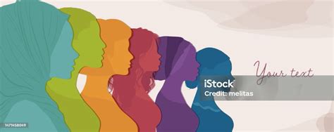 다문화 여성의 실루엣 그룹 세계 여성의 날 다양한 문화의 여성 사회 공동체 동료 인종 평등 권한 부여 또는 포용 템플릿 배너