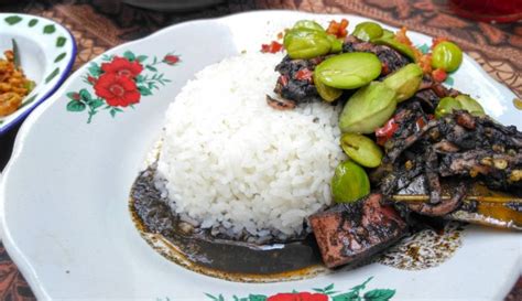 Sego Sambel Cak Uut Bikin Nagih Rela Antre Satu Jam