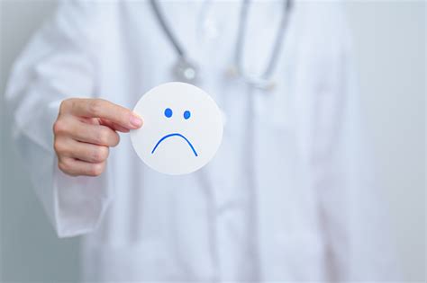 의사 쇼 불행한 슬픈 얼굴 종이 정신 건강 평가 심리학 건강 건강 부정적인 피드백 고객 리뷰 나쁜 경험 만족도 조사 세계 정신 건강의 날 개념 10월에 대한 스톡 사진 및