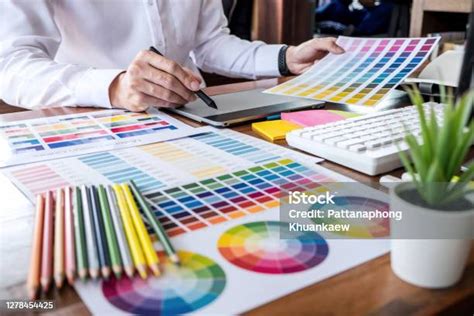 작업 도구 및 액세서리와 직장에서 그래픽 태블릿에 색상 선택 및 그리기에 작업 남성 창조적 인 그래픽 디자이너의 이미지 Cmyk에 대한 스톡 사진 및 기타 이미지 Istock