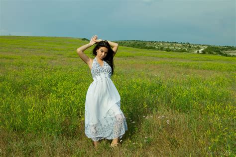 AMATEUR GIRL Stunning Cara Sun In The Field Cara Q