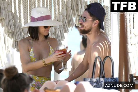 Catherine Harding Sexy Seen Showcasing Her Hot Bikini Body At The Beach With Jorginho In Greece