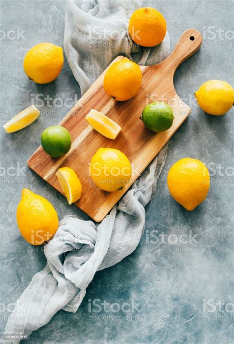 파란색 콘크리트 배경에 나무 보드에 레몬과 라임 감귤류 과일의 최고 보기 0명에 대한 스톡 사진 및 기타 이미지 0명 감귤류 과일 건강한 식생활 Istock