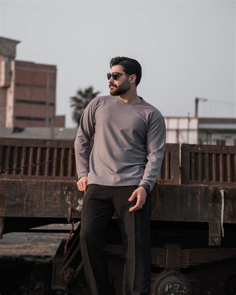 거리 스타일 건물 건축 검은 색 바지 교통 기차 기찻길 나무 남성 패션 남성적인 모습 남자 도시 설정 도시 탐사 도시 풍경 도시의 도시의 삶