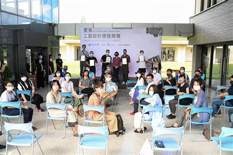 臺東縣政府文化處 🎉2021臺東工藝設計獎頒獎典禮暨展覽開幕🎉 🌿首獎 李 恒【拾起一片山林】 🌿二獎 Facebook
