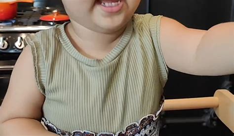 รวมรูปภาพของ “น้องอบเชย” ลูกโย่ง อาร์มแชร์ โชว์ฝีมือทำขนม กล้วยบวชพระ คุณย่ารีวิวน่ารักมากๆ