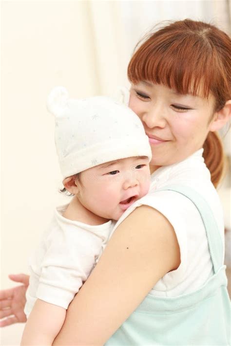 Mujer Japonesa Joven Que Consigue Un Masaje Foto De Archivo Imagen De Belleza Sano
