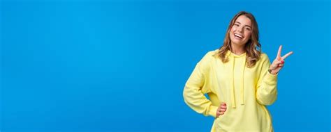 Mantenerse Brillante Sie Despreocupada Feliz Joven Tonta Chica Rubia Con Capucha Amarilla