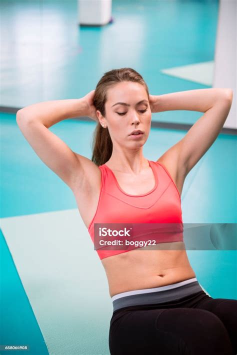 젊은 여자 하고 필라테스 운동 에 그만큼 바닥 에 그만큼 체육관 가냘픈에 대한 스톡 사진 및 기타 이미지 가냘픈 누워있기 몸 가꾸기 Istock