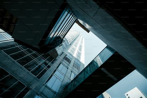 도시의 고층 빌딩을 올려다 보며 사진 Unsplash의 건물 이미지