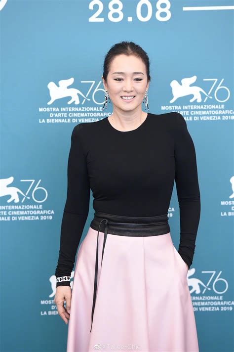 巩俐亮相威尼斯电影节《兰心大剧院》媒体采访环节大气场唇色黑衣优雅新浪新闻