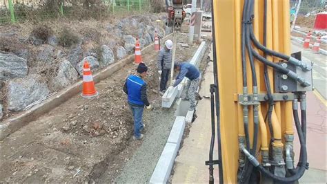 굴삭기 레미콘 타설후 경계석 앞돌 들어올려 놓기작업 경계석 배열 저녁먹방 토크 Youtube