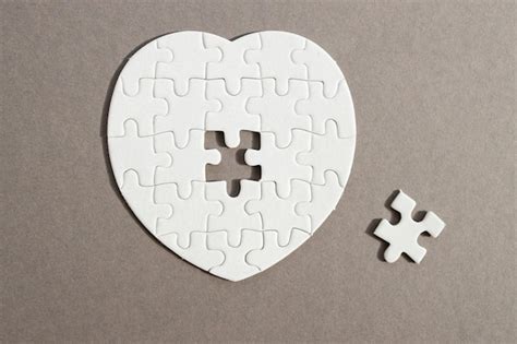 하트 퍼즐의 잃어버린 조각 하트 모양의 퍼즐 프리미엄 사진