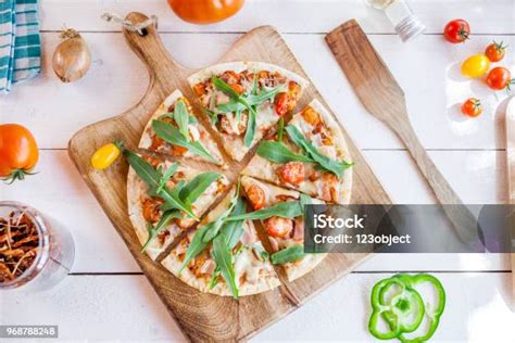 핫 치즈 토마토 나무 요리 테이블 성분에 누 볐 어 샐러드와 신선한 수 제 전통 이탈리아 피자 피자와 음식 개념에 대 한 배경 화면입니다 평면도 평면 배치 건강에 좋지 않은