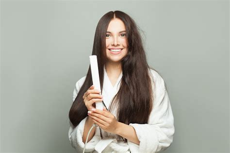 예쁜 모델 여자는 흰색 배경에 스트레이트너와 그녀의 머리를 곧게 헤어케어 컨셉 20 24세에 대한 스톡 사진 및 기타 이미지 20 24세 갈색 갈색 머리 Istock