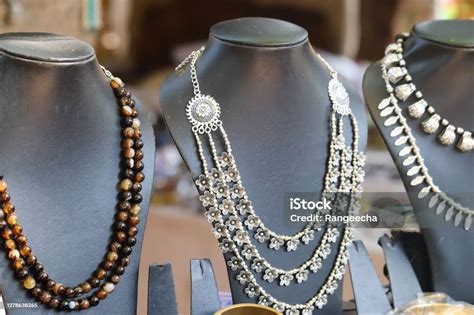디자이너 다채로운 소박한 금속 목걸이 보석 또는 마네킹에 검은 색으로 장식 보석 장식품 0명에 대한 스톡 사진 및 기타 이미지 0명 가격 개체 그룹 Istock