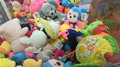 Играю в аппарат с игрушками. Пытаюсь достать игрушку - YouTube