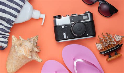 여름 정물 해변 액세서리 유행 핑크 플립 플롭 가방 복고풍 카메라 자외선 차단 병 선글라스 산호 종이 배경에 조개 플랫 레이 공간을 복사합니다 맨 위 보기 가방에 대한 스톡