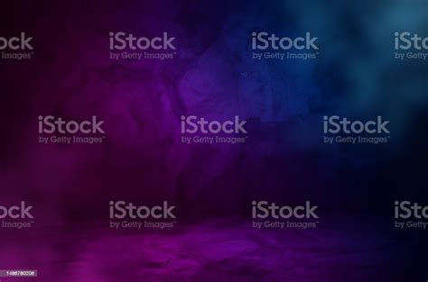 안개가 자욱한 검은색 콘크리트 방 배경에는 파란색 분홍색 빛과 연기가 있습니다 네온 컬러 석고 치장 벽토 벽과 바닥 인테리어는 제품 디스플레이 광고 템플릿으로 사용됩니다