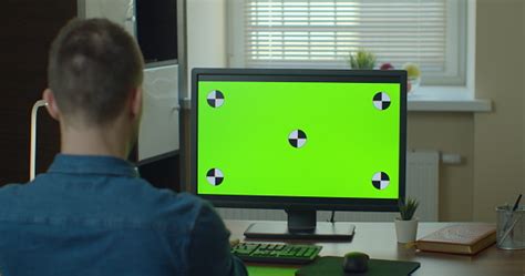 책상에 앉아 있는 디자이너는 녹색 모형 화면이 있는 데스크톱 컴퓨터를 사용합니다 개발에 대한 스톡 사진 및 기타 이미지 개발 금융 기업가 Istock