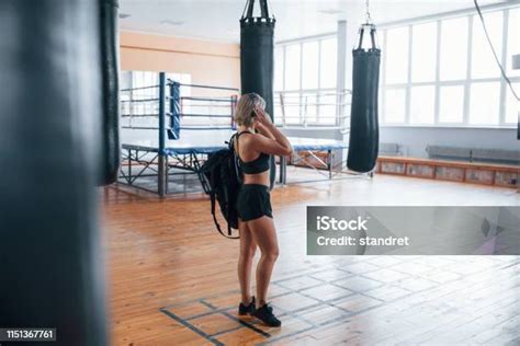 훈련은 끝났습니다 집에 갈 시간 체육관에서 검은 가방 및 헤드폰 성인 여성 가방에 대한 스톡 사진 및 기타 이미지 가방 한 명의 여자만 운동 선수 Istock