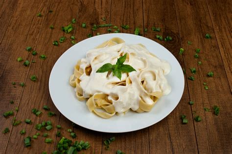 타글리아텔 파스타와 베샤멜 소스 바질 잎이 함께 제공됩니다 흰 소스를 곁들인 파스타 0명에 대한 스톡 사진 및 기타 이미지 0명 고급 요리 곡초류 Istock