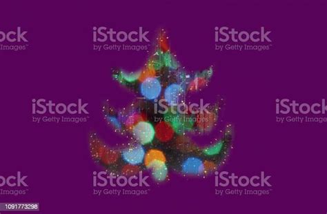 크리스마스 트리의 실루엣이 초점이 맞지 멀티 컬러 조명의 흐린 이미지입니다 크리스마스 또는 새 해 추상적인 배경 선택적 초점 0명에 대한 스톡 사진 및 기타 이미지 Istock