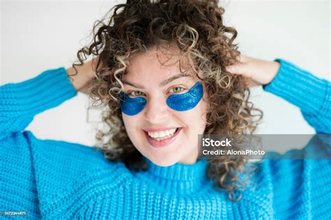 여드름 문제 피부를 가진 젊은 아름다운 여자 적용 눈 패치 홈 케어 개념 25 29세에 대한 스톡 사진 및 기타 이미지 25 29세 건강관리와 의술 건강한 생활방식