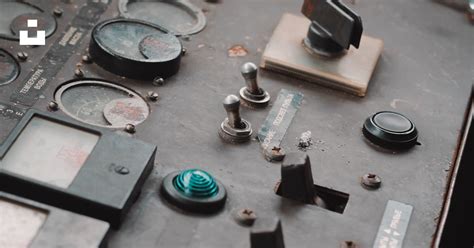 버튼과 노브가 있는 제어판 클로즈업 사진 Unsplash의 무료 러시아 이미지