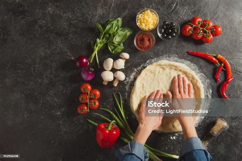 자른 어두운 탁상에 신선한 재료와 이탈리아 피자를 요리 하는 여자의 하이 앵글에 대한 스톡 사진 및 기타 이미지 하이 앵글 요리하기 음식 준비 피자 Istock