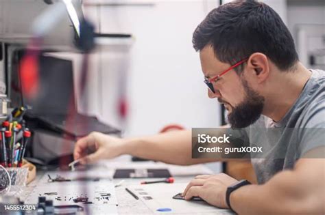 전자 제품 수리점 기술자는 도구와 장비로 둘러싸여 있습니다 공학에 대한 스톡 사진 및 기타 이미지 공학 기계 부분 기계공 Istock
