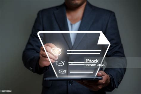 사업가는 펜을 사용하여 문서 및 프로젝트 개념을 승인하기 위한 확인란에 올바른 표시를 선택합니다 고객에 대한 스톡 사진 및 기타 이미지 Istock